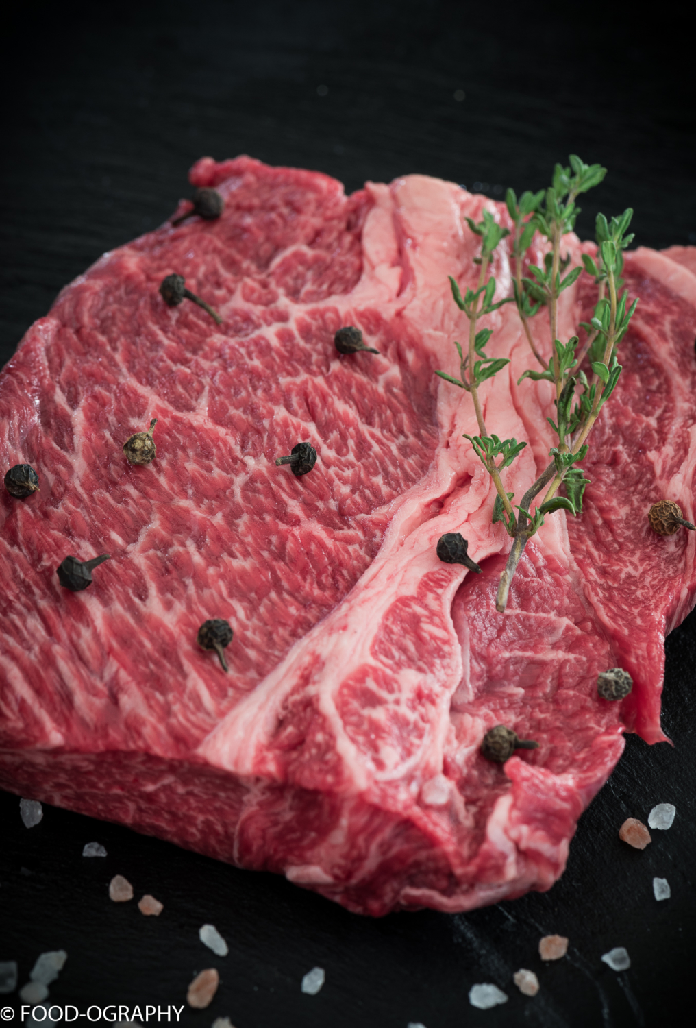 Steak vom Wagyu-Rind mit Selleriepüree und Thymianbutter - Salzig, Süß ...