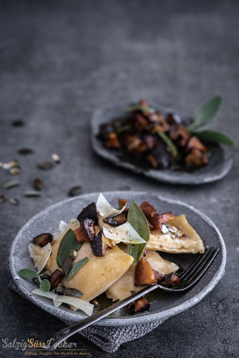 Maultaschen mit Kürbisfüllung in Salbei-Pilz-Butter - Salzig, Süß und ...