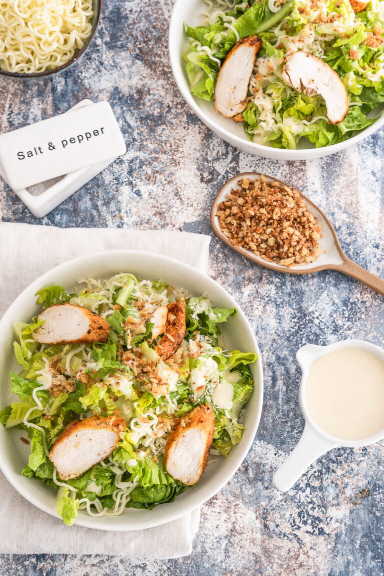 Caesar Salad mit Chicken und Mie-Nudeln - Salzig, Süß und Lecker