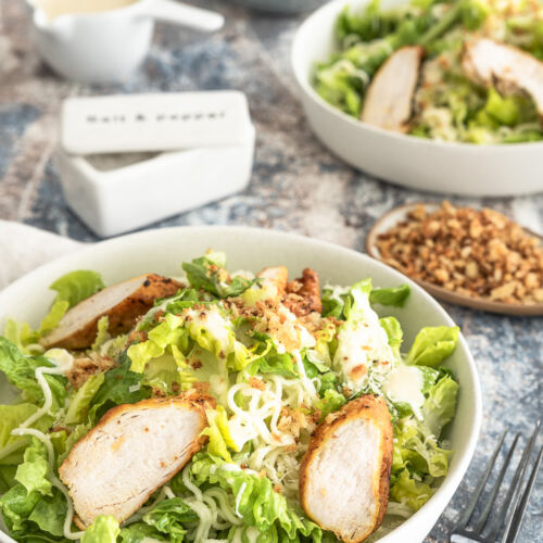 Caesar Salad mit Chicken und Mie-Nudeln - Salzig, Süß und Lecker
